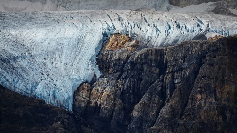 Cracked glacier at the edge of a cliff, Athabasca Glacier, Alberta ...