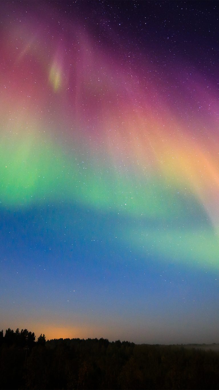 Intense multicolored northern lights (Aurora borealis) show in Hailuoto ...