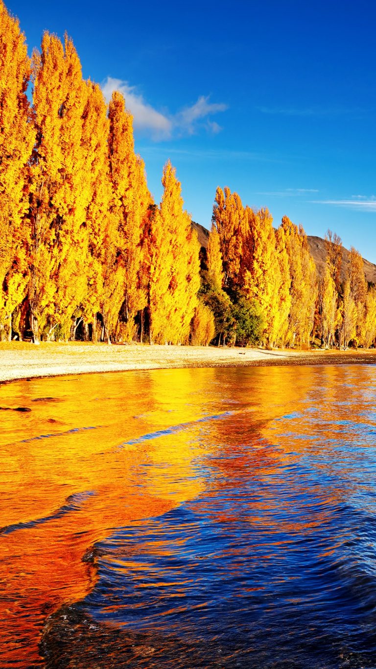 Autumn landscape, lake Wanaka, New Zealand | Windows Spotlight Images