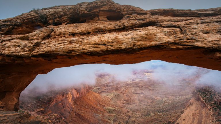 Mesa Arch rock formation in fog, Moab, Utah, USA | Windows Spotlight Images