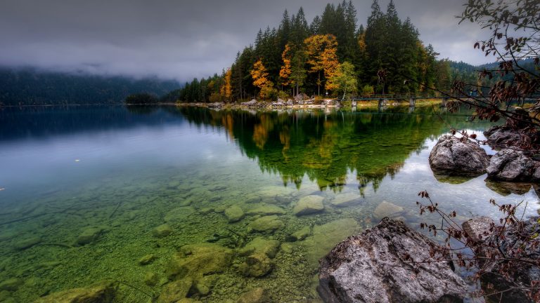 Faller-Klamm-Brücke road bridge over Lake Sylvenstein in autumn ...