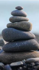 Pyramid of pebble stones, stone stack on pebble beach | Windows ...