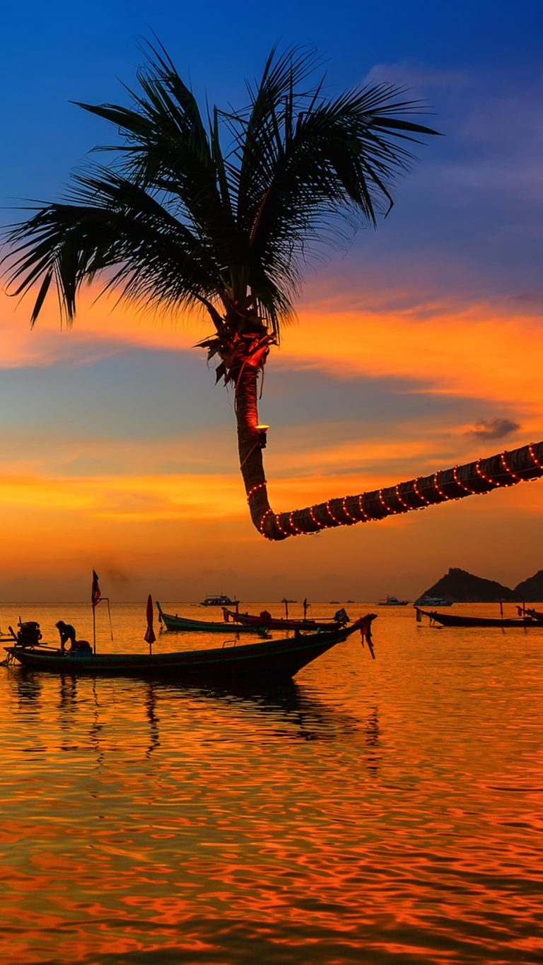 Beautiful sunset on the beach, Koh Tao, Thailand | Windows Spotlight Images