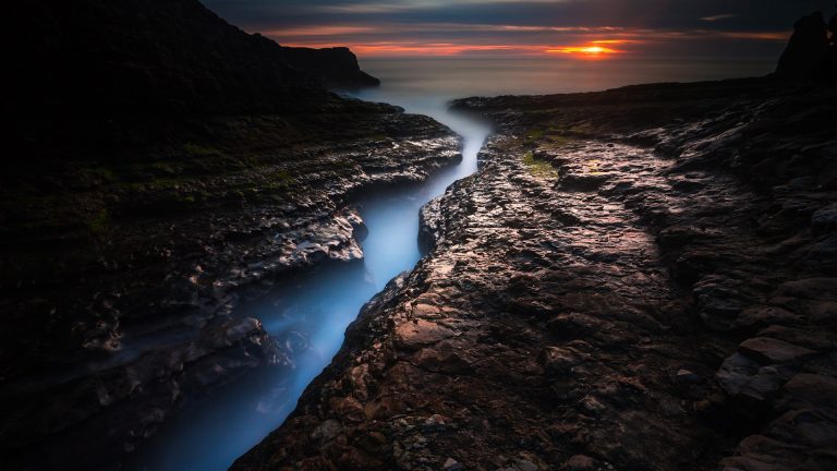 Landscape of the Peak District National park at sunrise, Bamford ...