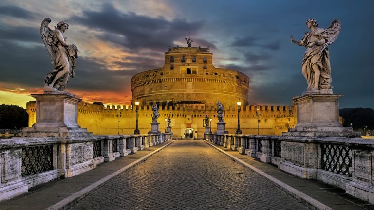 Sculptures of Guardian Angles on bridge at Castel Sant'Angelo, Rome ...