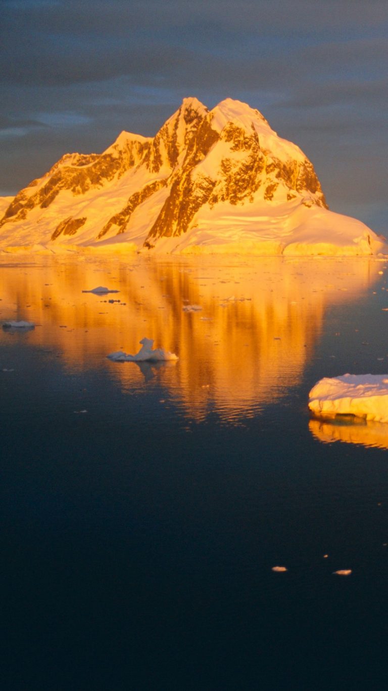 Coastal landscape lit by the midnight sun, Antarctic Peninsula ...