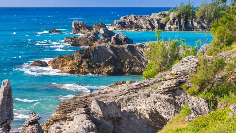 Rugged coastline view from Horseshoe Bay, South Shore Park, Warwick ...