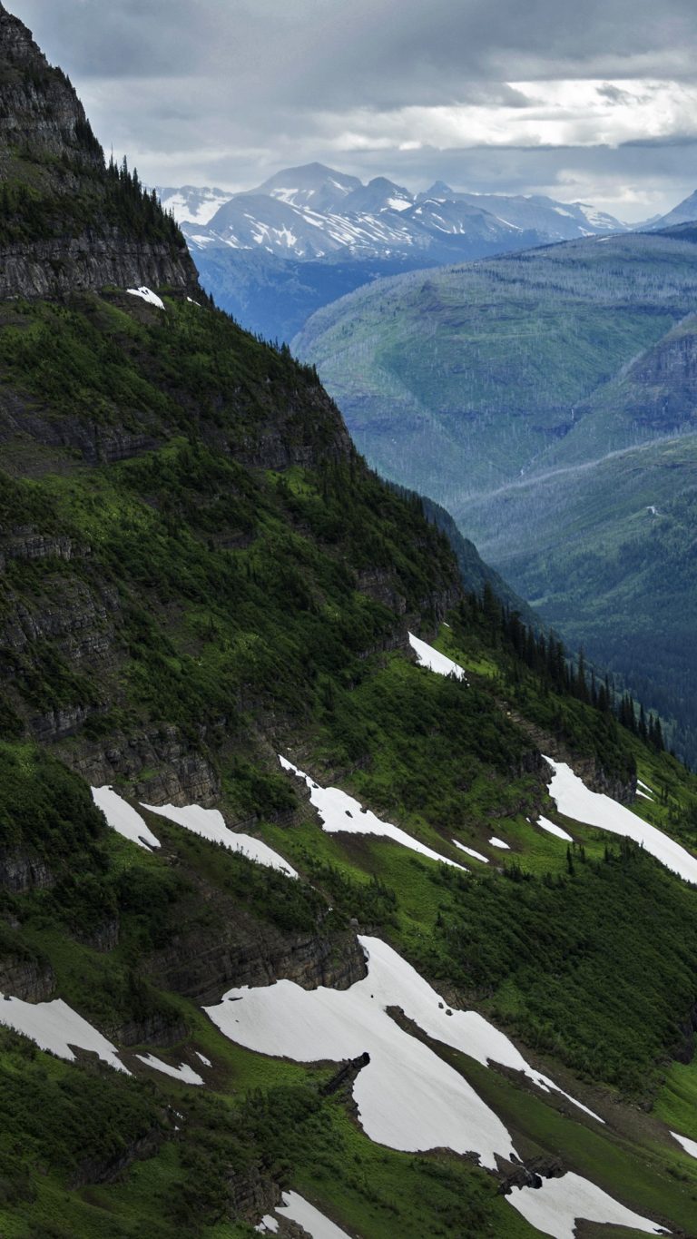 Extreme landscape of mountain range, Glacier National Park, Montana ...
