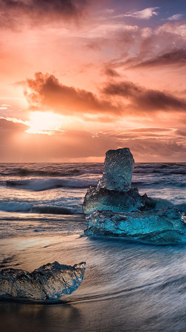 Icebergs floating on icy beach at sunrise, Jökulsárlón Lagoon, south ...