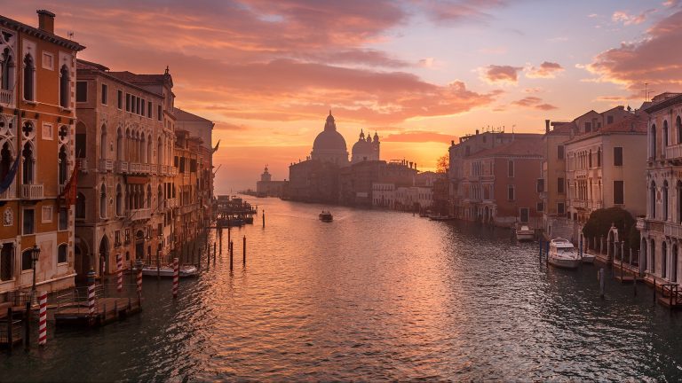 Venice early morning view from the Academy bridge, Italy | Windows ...