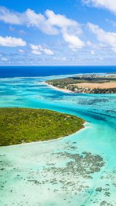 Ile aux Aigrettes tropical atoll in turquoise lagoon, Pointe d'Esny ...