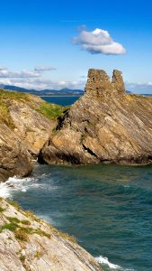 Black Castle ruins on a rocky headland over the sea, Wicklow, County ...