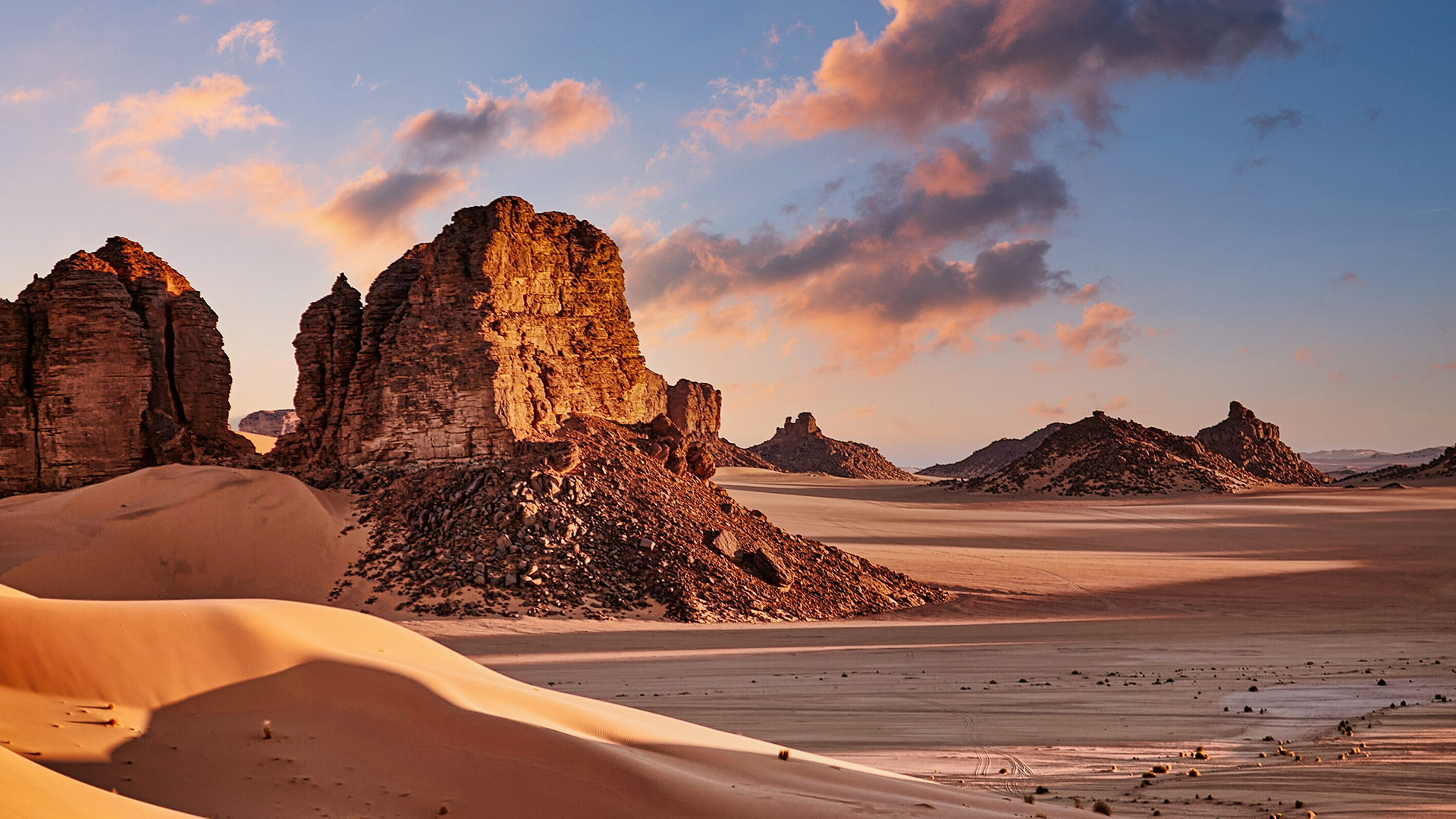 Scenic view of desert against sky during sunset, Tassili n'Ajjer ...
